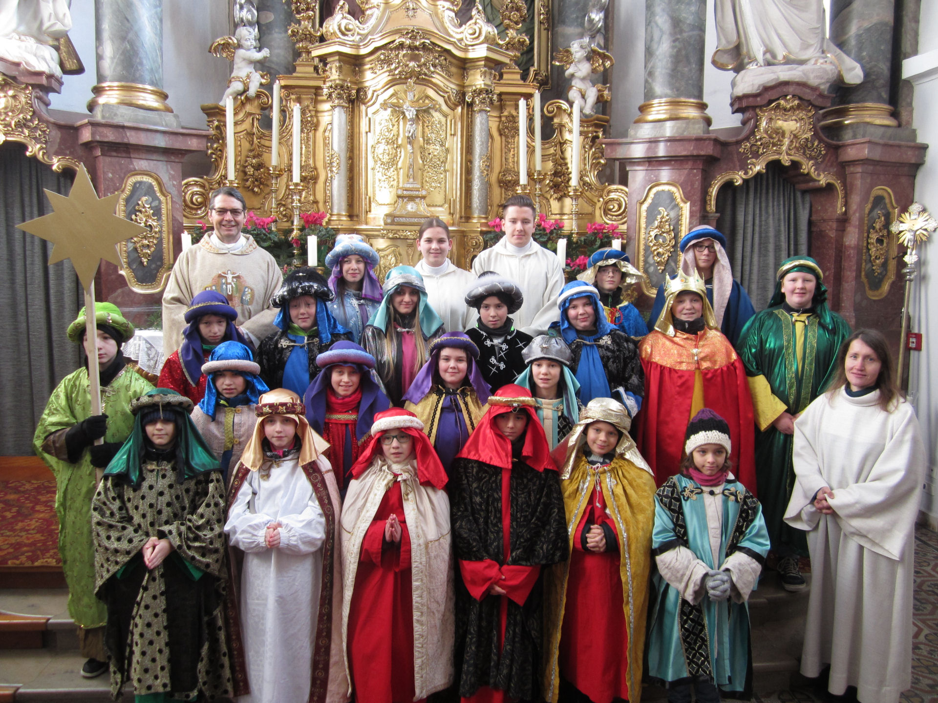 Sternsinger von St. Jakob tragen Segen in die Häuser – PFARREI ST. JAKOB CHAM