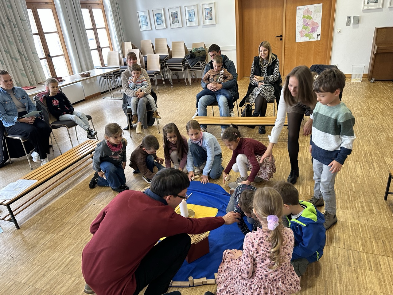 Die Kinder von der Kinderkirche erleben die Geschichte mit dem blinden ...
